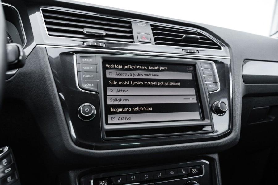 Pelēks Volkswagen Tiguan 2017 Rīga, ar dzinēja tilpumu 2.00 L un nobraukumu 79 tūkst. km par 20950 €, foto 24 vietnē AUTOMOTO.COM.LV