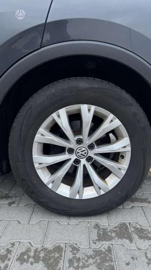 Pelēks Volkswagen Tiguan 2017 Viļņa, ar dzinēja tilpumu 1.40 L un nobraukumu 250 tūkst. km par 13300 €, foto 20 vietnē AUTOMOTO.COM.LV