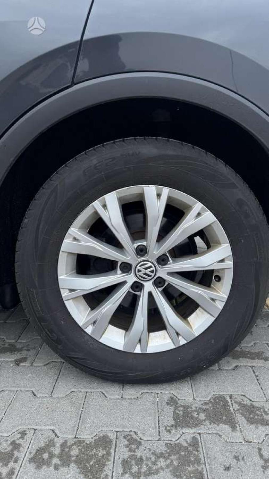 Pelēks Volkswagen Tiguan 2017 Viļņa, ar dzinēja tilpumu 1.40 L un nobraukumu 250 tūkst. km par 13300 €, foto 20 vietnē AUTOMOTO.COM.LV