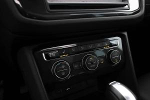 Pelēks Volkswagen Tiguan 2017 Jelgava, ar dzinēja tilpumu 2.00 L un nobraukumu 200 tūkst. km par 15350 €, foto 18 vietnē AUTOMOTO.COM.LV