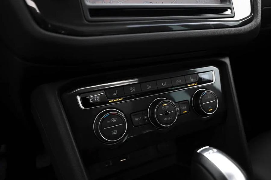 Pelēks Volkswagen Tiguan 2017 Jelgava, ar dzinēja tilpumu 2.00 L un nobraukumu 200 tūkst. km par 15350 €, foto 18 vietnē AUTOMOTO.COM.LV