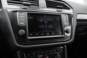 Pelēks Volkswagen Tiguan 2017 Rīga, ar dzinēja tilpumu 2.00 L un nobraukumu 94 tūkst. km par 17900 €, foto 22 vietnē AUTOMOTO.COM.LV