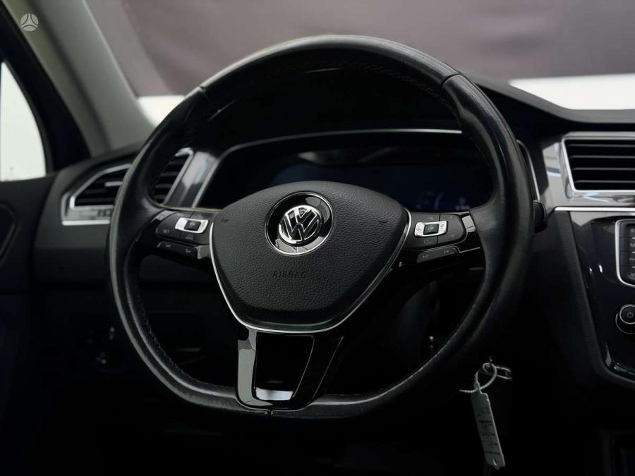 Grey Volkswagen Tiguan 2017 in Vilnius, with an engine capacity of 1.97 L and mileage of 191 thousand km for 16000 €, photo 19 on AUTOMOTO.COM.LV