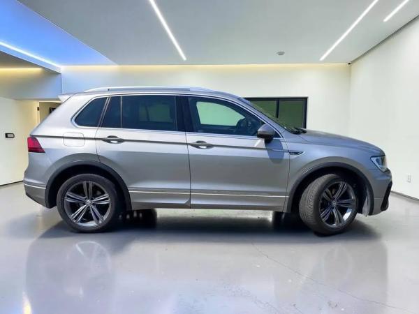 Grey Volkswagen Tiguan 2017 in Jurmala, with an engine capacity of 1.40 L and mileage of 227 thousand km for 14950 €, photo 7 on AUTOMOTO.COM.LV