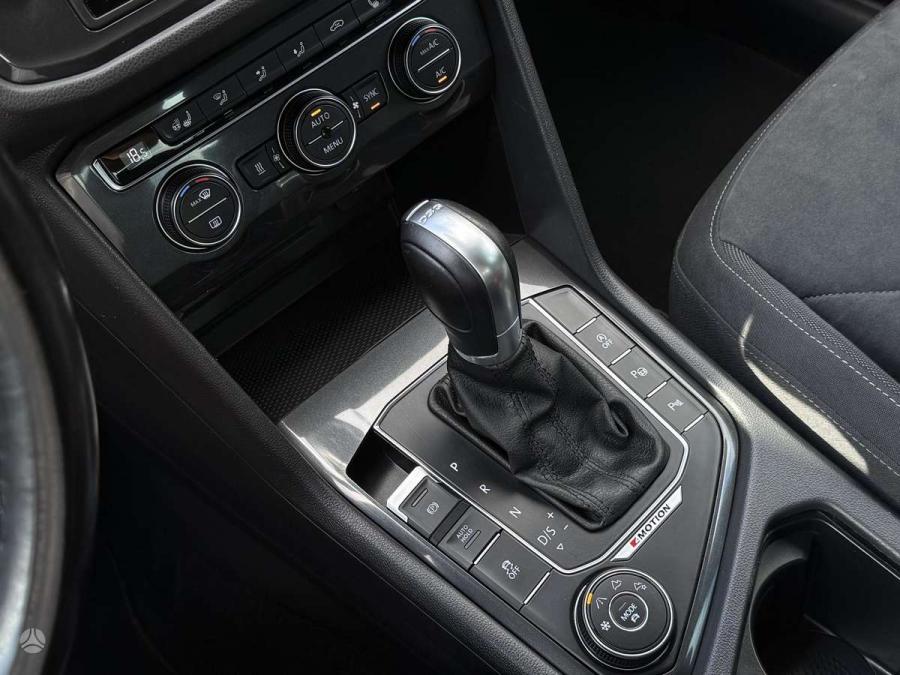 Grey Volkswagen Tiguan 2017 in Jonava, with an engine capacity of 1.97 L and mileage of 235 thousand km for 16450 €, photo 28 on AUTOMOTO.COM.LV