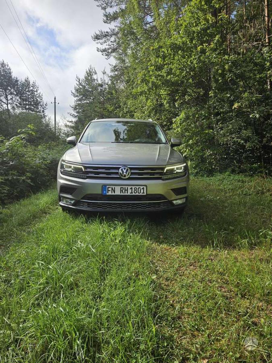 Grey Volkswagen Tiguan 2017 in Kaunas, with an engine capacity of 1.97 L and mileage of 105 thousand km for 17250 €, photo 1 on AUTOMOTO.COM.LV