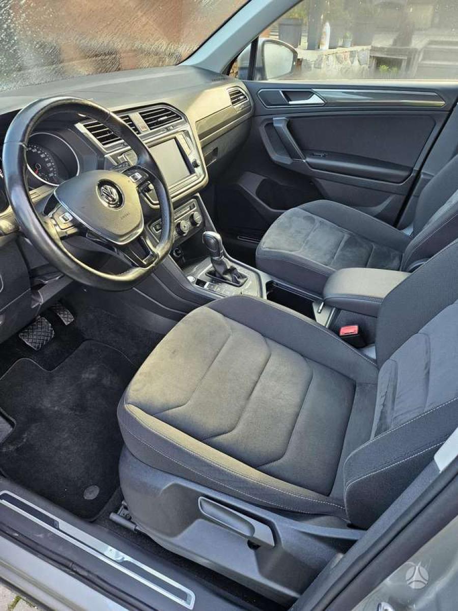 Grey Volkswagen Tiguan 2017 in Kaunas, with an engine capacity of 1.97 L and mileage of 105 thousand km for 17250 €, photo 6 on AUTOMOTO.COM.LV