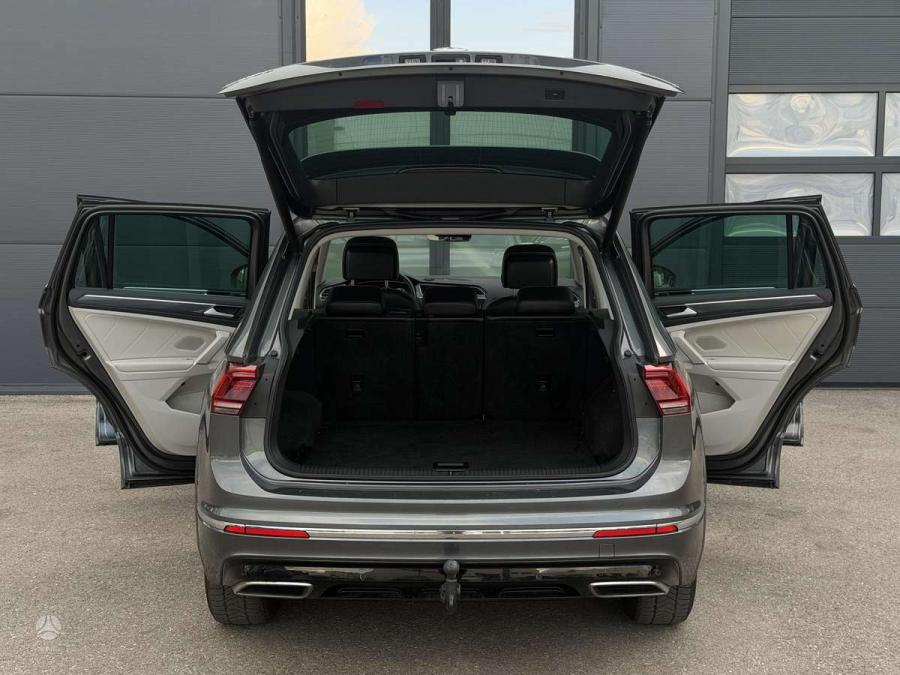 Grey Volkswagen Tiguan 2017 in Jonava, with an engine capacity of 1.97 L and mileage of 290 thousand km for 15990 €, photo 42 on AUTOMOTO.COM.LV