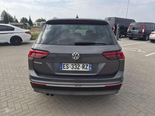 Grey Volkswagen Tiguan 2017 in Taurage, with an engine capacity of 1.97 L and mileage of 242 thousand km for 13200 €, photo 8 on AUTOMOTO.COM.LV