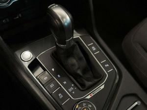 Grey Volkswagen Tiguan 2017 in Kaunas, with an engine capacity of 1.97 L and mileage of 232 thousand km for 17400 €, photo 19 on AUTOMOTO.COM.LV