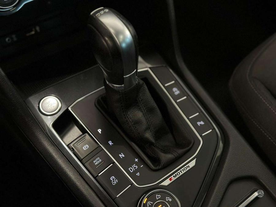 Grey Volkswagen Tiguan 2017 in Kaunas, with an engine capacity of 1.97 L and mileage of 232 thousand km for 17400 €, photo 19 on AUTOMOTO.COM.LV