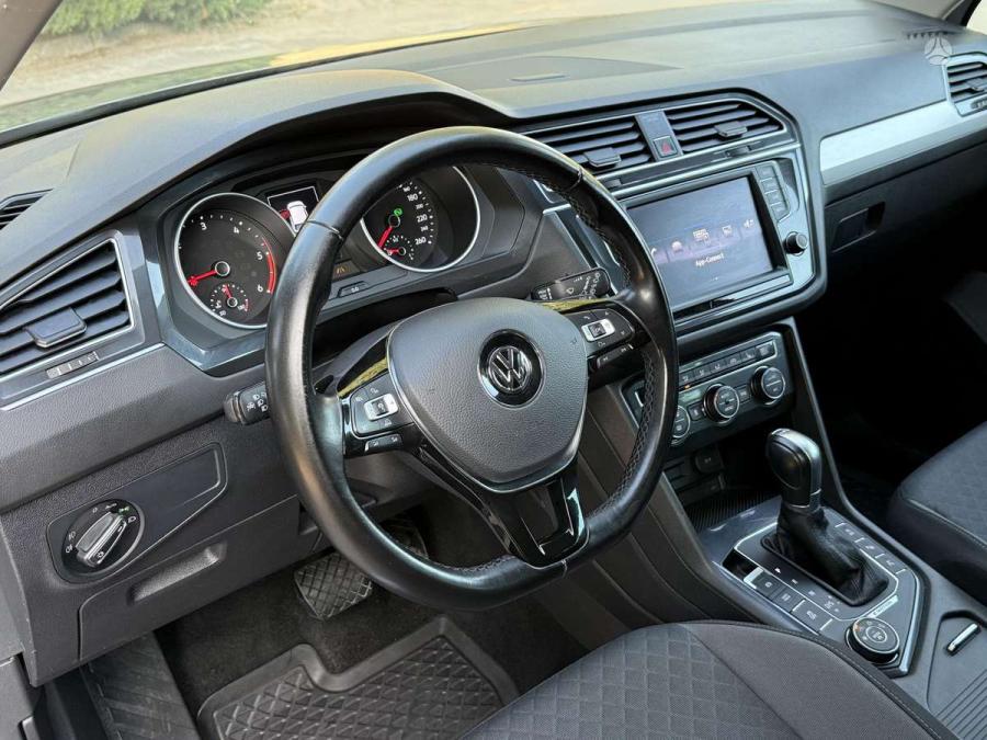 Grey Volkswagen Tiguan 2017 in Prienai, with an engine capacity of 1.97 L and mileage of 258 thousand km for 13350 €, photo 26 on AUTOMOTO.COM.LV