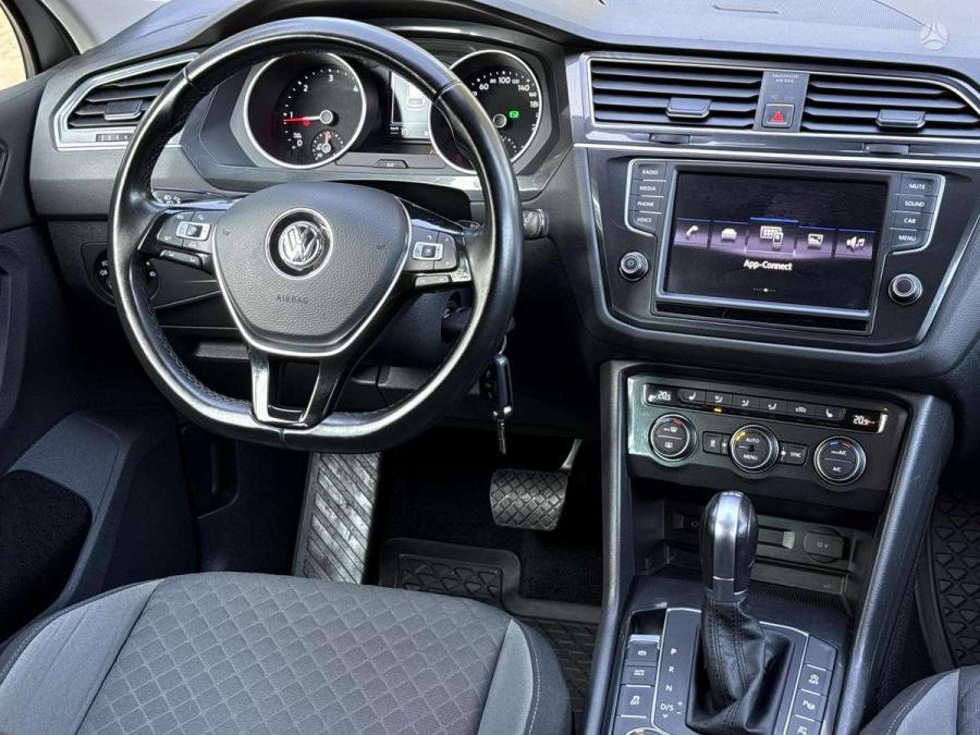 Grey Volkswagen Tiguan 2017 in Prienai, with an engine capacity of 1.97 L and mileage of 258 thousand km for 13350 €, photo 28 on AUTOMOTO.COM.LV