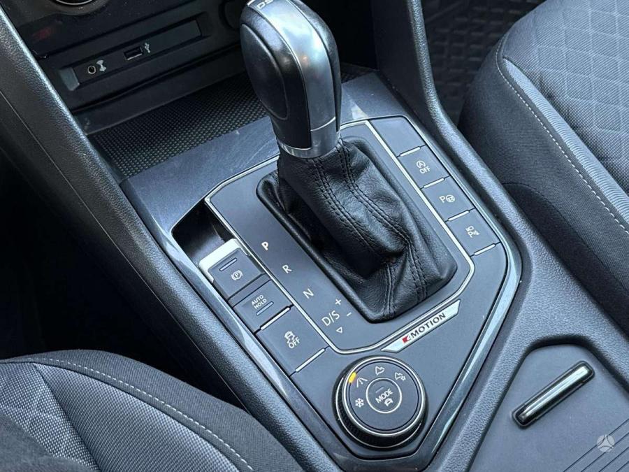Grey Volkswagen Tiguan 2017 in Prienai, with an engine capacity of 1.97 L and mileage of 258 thousand km for 13350 €, photo 35 on AUTOMOTO.COM.LV