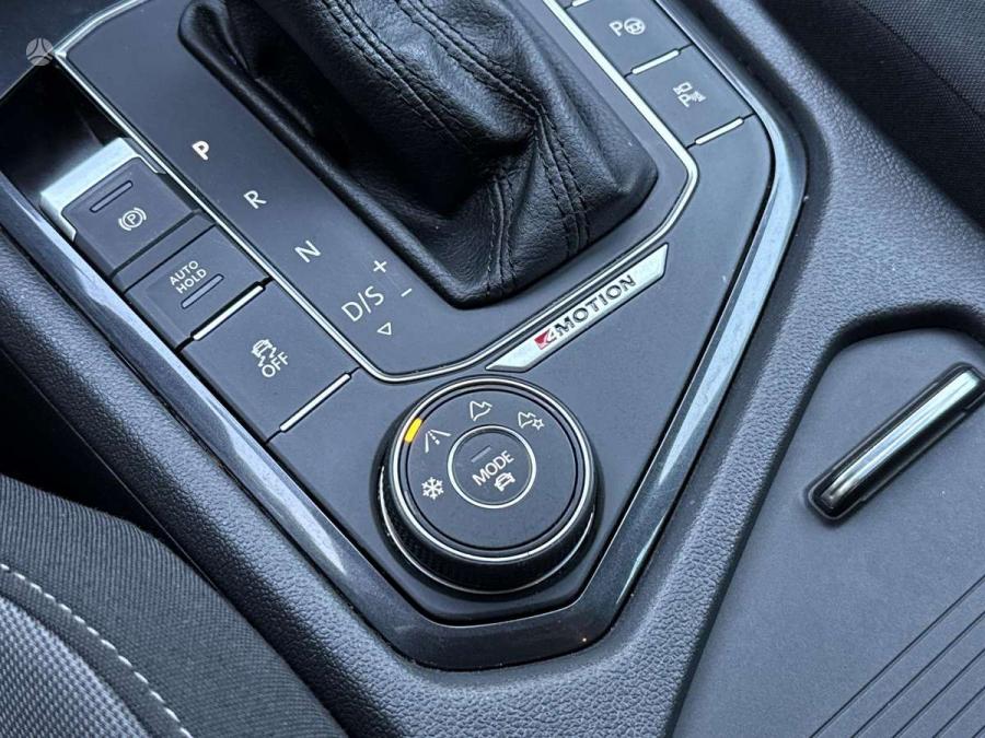 Grey Volkswagen Tiguan 2017 in Prienai, with an engine capacity of 1.97 L and mileage of 258 thousand km for 13350 €, photo 36 on AUTOMOTO.COM.LV