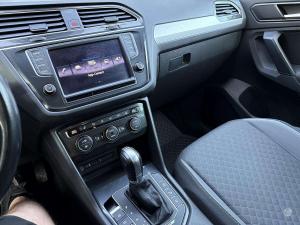 Grey Volkswagen Tiguan 2017 in Prienai, with an engine capacity of 1.97 L and mileage of 258 thousand km for 13350 €, photo 38 on AUTOMOTO.COM.LV