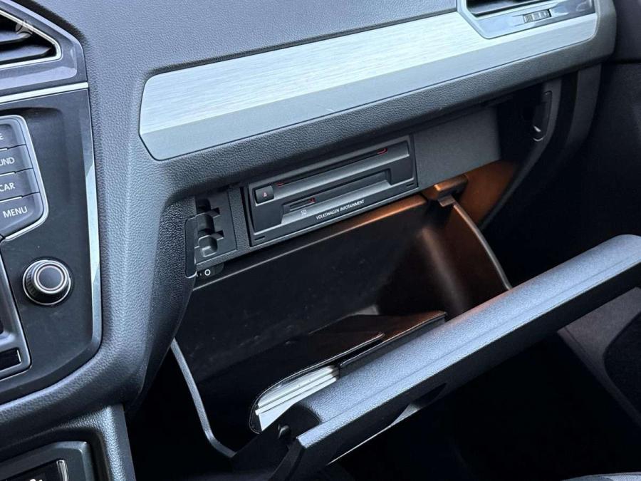 Grey Volkswagen Tiguan 2017 in Prienai, with an engine capacity of 1.97 L and mileage of 258 thousand km for 13350 €, photo 39 on AUTOMOTO.COM.LV
