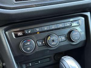 Grey Volkswagen Tiguan 2017 in Prienai, with an engine capacity of 1.97 L and mileage of 258 thousand km for 13350 €, photo 40 on AUTOMOTO.COM.LV
