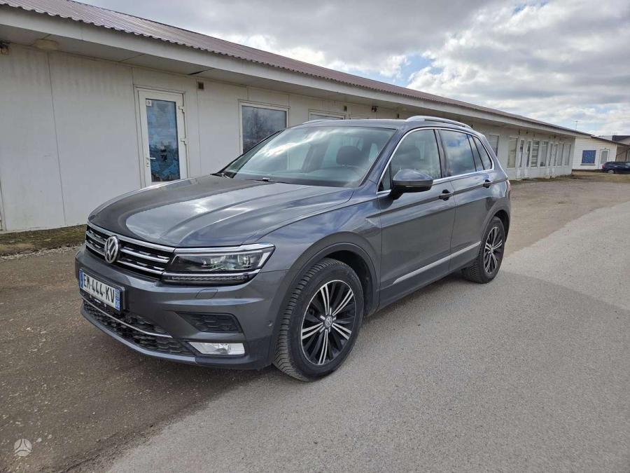 Grey Volkswagen Tiguan 2017 in Vilnius, with an engine capacity of 1.97 L and mileage of 197 thousand km for 15700 €, photo 1 on AUTOMOTO.COM.LV