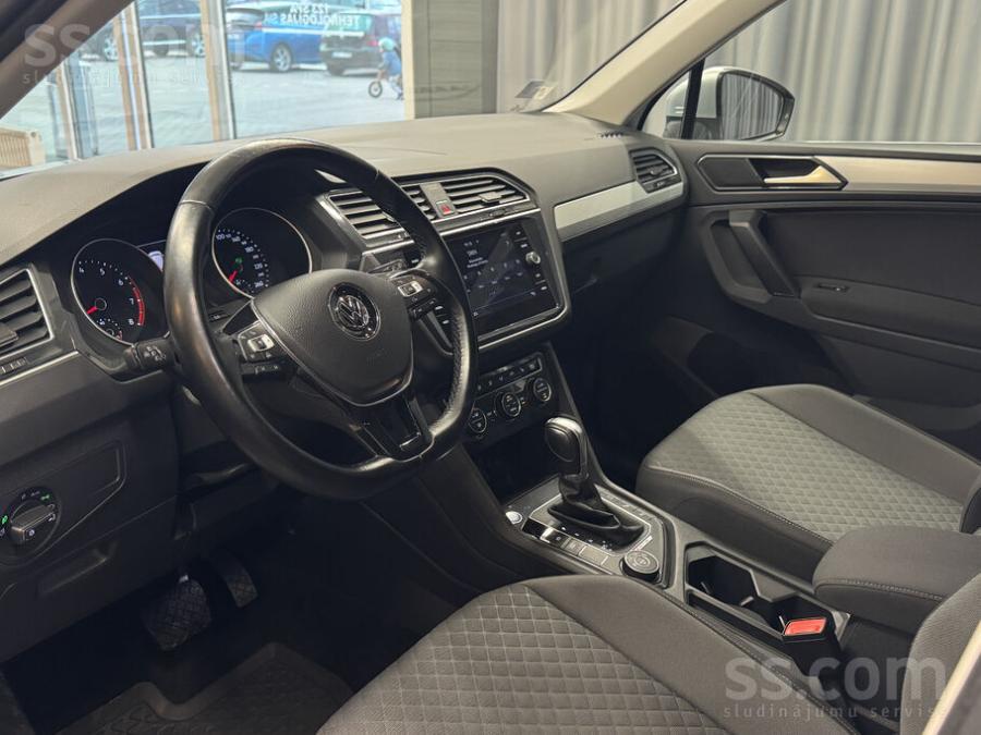 Pelēks Volkswagen Tiguan 2018 Rīga, ar dzinēja tilpumu 2.00 L un nobraukumu 129 tūkst. km par 25000 €, foto 17 vietnē AUTOMOTO.COM.LV