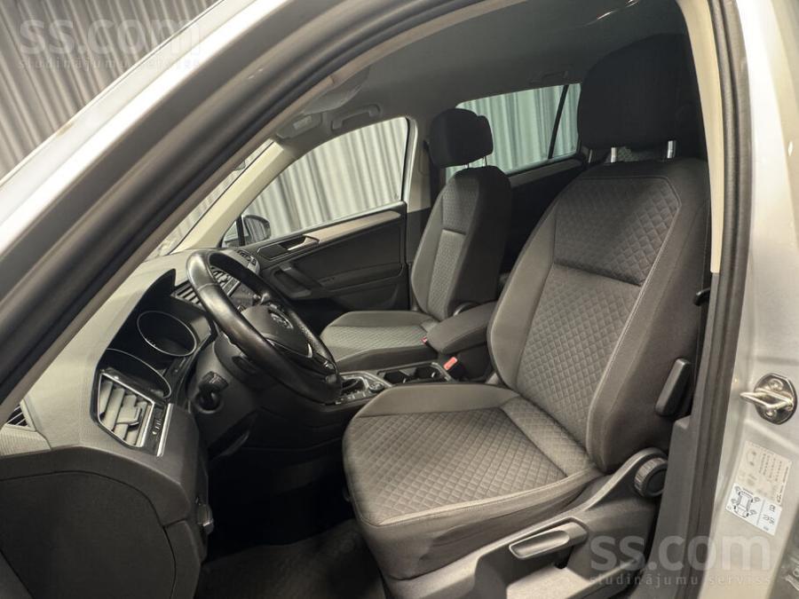 Pelēks Volkswagen Tiguan 2018 Rīga, ar dzinēja tilpumu 2.00 L un nobraukumu 129 tūkst. km par 25000 €, foto 18 vietnē AUTOMOTO.COM.LV