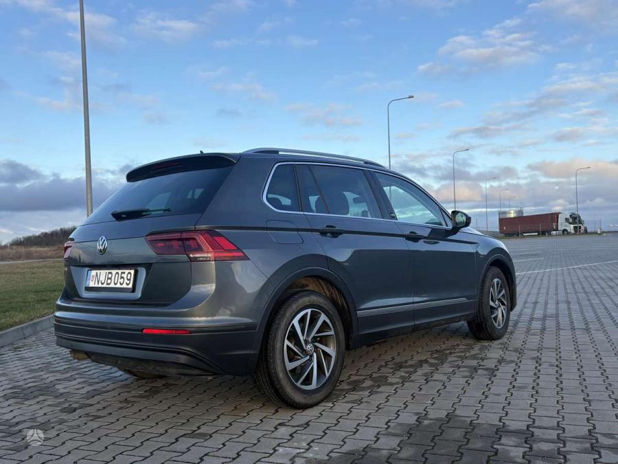 Pelēks Volkswagen Tiguan 2018 Klaipėda, ar dzinēja tilpumu 1.97 L un nobraukumu 216 tūkst. km par 17000 €, foto 2 vietnē AUTOMOTO.COM.LV