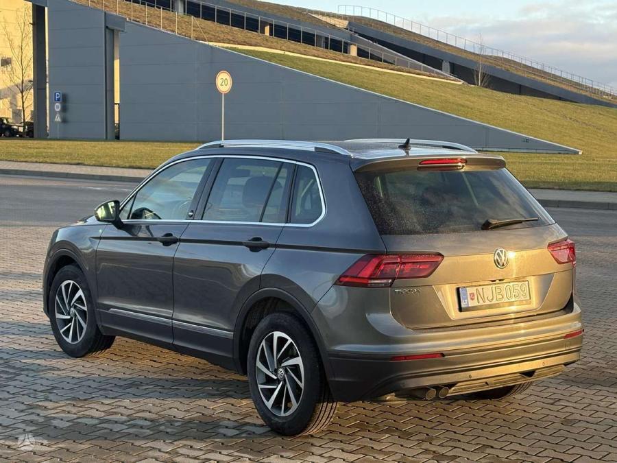 Pelēks Volkswagen Tiguan 2018 Klaipėda, ar dzinēja tilpumu 1.97 L un nobraukumu 216 tūkst. km par 17000 €, foto 4 vietnē AUTOMOTO.COM.LV