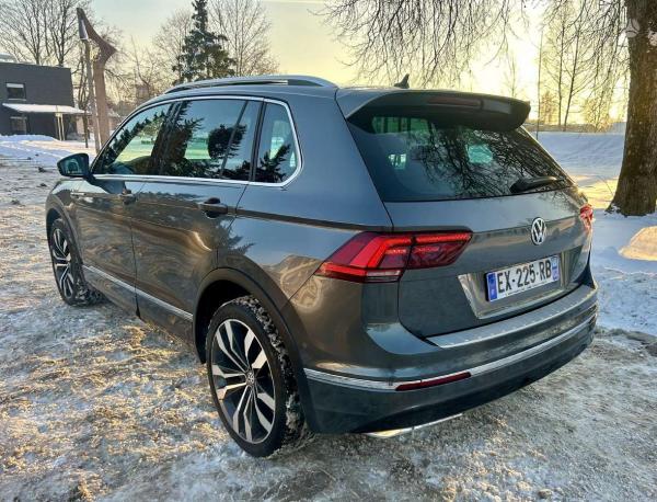Grey Volkswagen Tiguan 2018 in Taurage, with an engine capacity of 1.97 L and mileage of 208 thousand km for 18600 €, photo 2 on AUTOMOTO.COM.LV