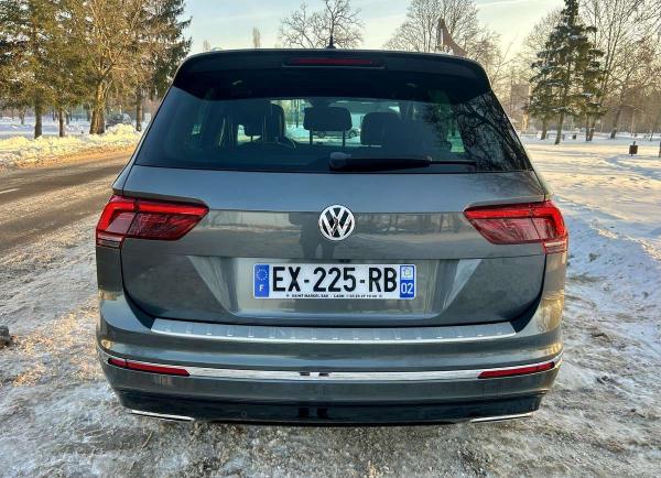 Grey Volkswagen Tiguan 2018 in Taurage, with an engine capacity of 1.97 L and mileage of 208 thousand km for 18600 €, photo 3 on AUTOMOTO.COM.LV