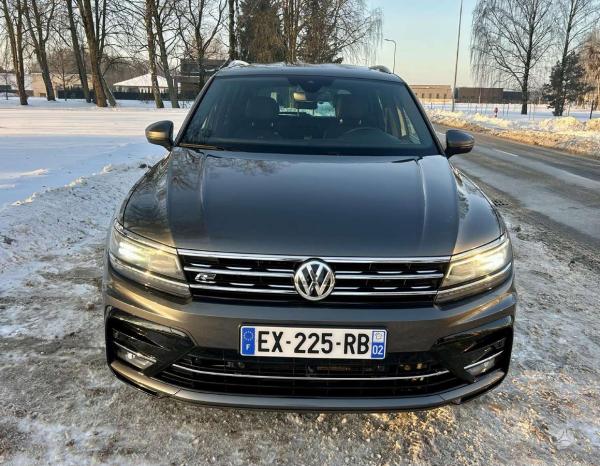Grey Volkswagen Tiguan 2018 in Taurage, with an engine capacity of 1.97 L and mileage of 208 thousand km for 18600 €, photo 6 on AUTOMOTO.COM.LV
