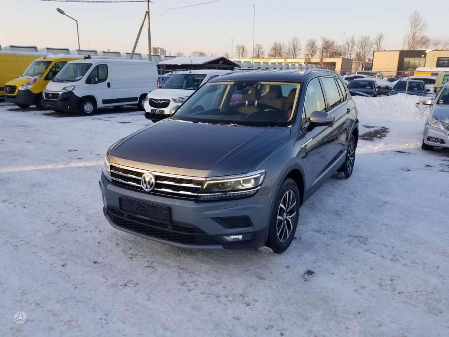 Grey Volkswagen Tiguan 2018 in Kaunas, with an engine capacity of 1.97 L and mileage of 336 thousand km for 13750 €, photo 1 on AUTOMOTO.COM.LV
