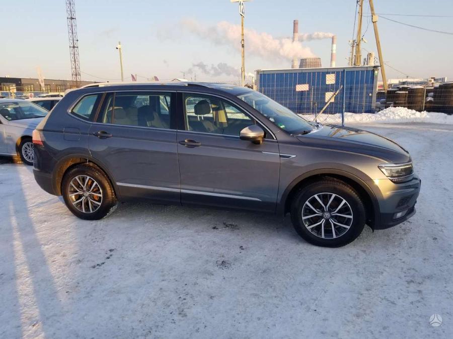 Grey Volkswagen Tiguan 2018 in Kaunas, with an engine capacity of 1.97 L and mileage of 336 thousand km for 13750 €, photo 3 on AUTOMOTO.COM.LV