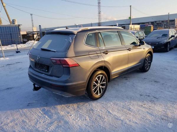 Grey Volkswagen Tiguan 2018 in Kaunas, with an engine capacity of 1.97 L and mileage of 336 thousand km for 13750 €, photo 4 on AUTOMOTO.COM.LV
