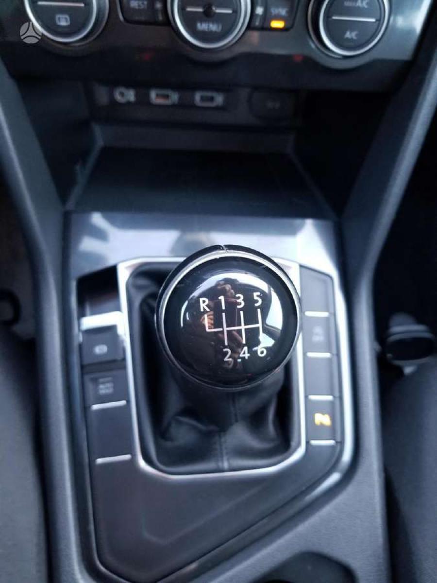 Grey Volkswagen Tiguan 2018 in Kaunas, with an engine capacity of 1.97 L and mileage of 336 thousand km for 13750 €, photo 12 on AUTOMOTO.COM.LV