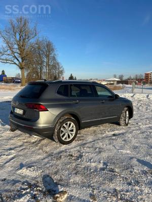Pelēks Volkswagen Tiguan 2018 Valmiera, ar dzinēja tilpumu 2.00 L un nobraukumu 137 tūkst. km par 20500 €, foto 3 vietnē AUTOMOTO.COM.LV