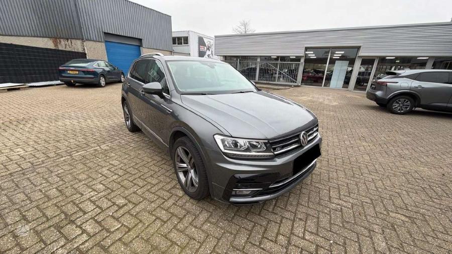 Grey Volkswagen Tiguan 2018 in Vilnius, with an engine capacity of 1.40 L and mileage of 295 thousand km for 15113 €, photo 1 on AUTOMOTO.COM.LV