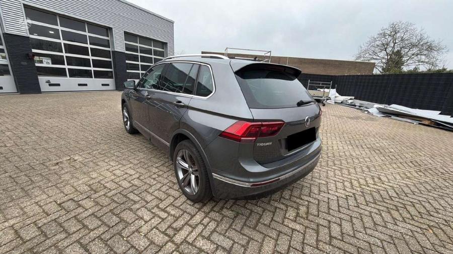 Grey Volkswagen Tiguan 2018 in Vilnius, with an engine capacity of 1.40 L and mileage of 295 thousand km for 15113 €, photo 4 on AUTOMOTO.COM.LV