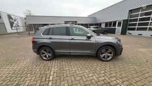 Grey Volkswagen Tiguan 2018 in Vilnius, with an engine capacity of 1.40 L and mileage of 295 thousand km for 15113 €, photo 5 on AUTOMOTO.COM.LV