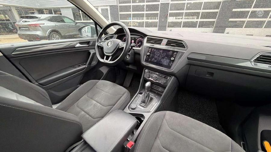 Grey Volkswagen Tiguan 2018 in Vilnius, with an engine capacity of 1.40 L and mileage of 295 thousand km for 15113 €, photo 7 on AUTOMOTO.COM.LV