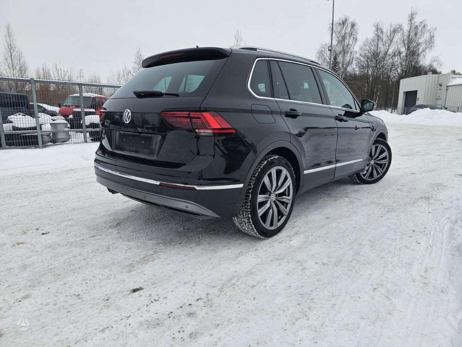 Grey Volkswagen Tiguan 2018 in Pakruojis, with an engine capacity of 1.97 L and mileage of 210 thousand km for 14300 €, photo 4 on AUTOMOTO.COM.LV
