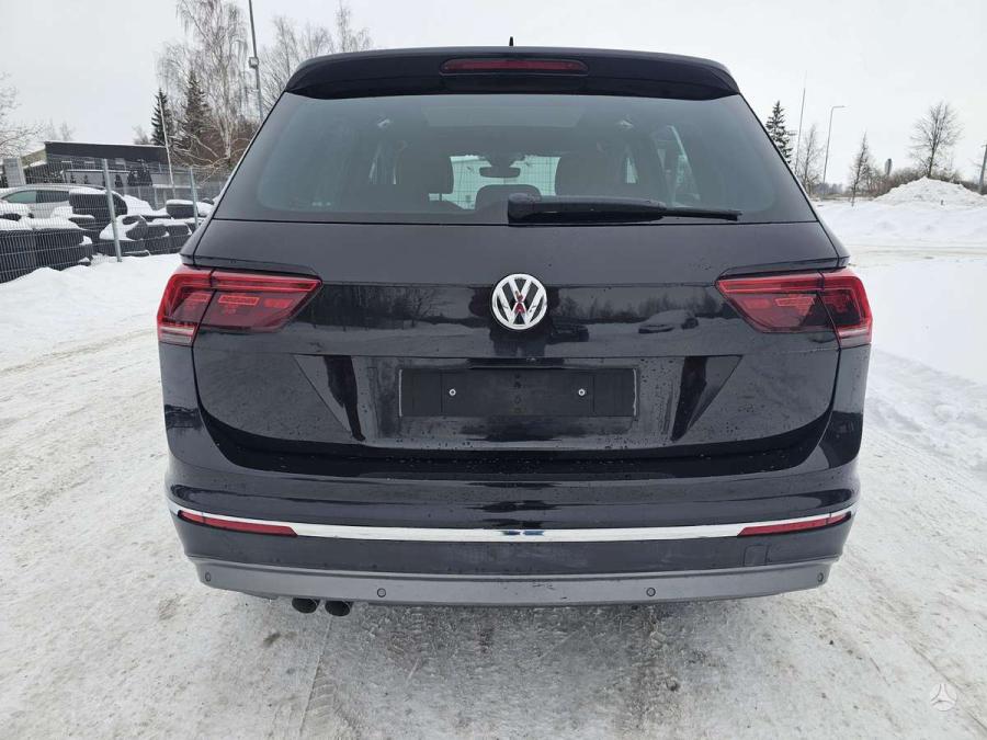 Grey Volkswagen Tiguan 2018 in Pakruojis, with an engine capacity of 1.97 L and mileage of 210 thousand km for 14300 €, photo 5 on AUTOMOTO.COM.LV