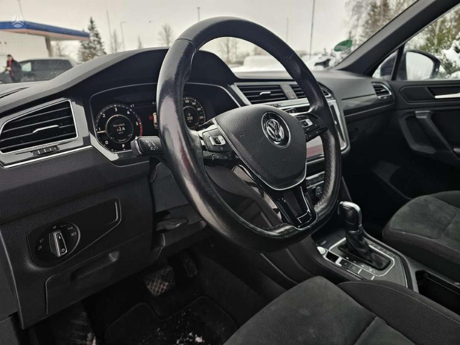 Grey Volkswagen Tiguan 2018 in Pakruojis, with an engine capacity of 1.97 L and mileage of 210 thousand km for 14300 €, photo 15 on AUTOMOTO.COM.LV