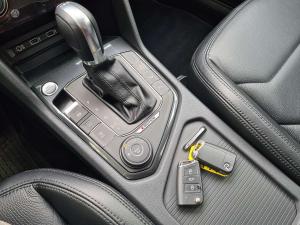 Pelēks Volkswagen Tiguan 2018 Kauņa, ar dzinēja tilpumu 2.00 L un nobraukumu 169 tūkst. km par 19200 €, foto 46 vietnē AUTOMOTO.COM.LV