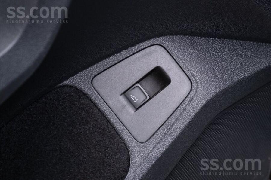 Grey Volkswagen Tiguan 2018 in Riga, with an engine capacity of 2.00 L and mileage of 118 thousand km for 21250 €, photo 19 on AUTOMOTO.COM.LV