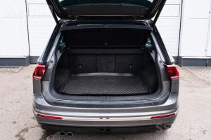Grey Volkswagen Tiguan 2018 in Riga, with an engine capacity of 2.00 L and mileage of 118 thousand km for 21250 €, photo 22 on AUTOMOTO.COM.LV
