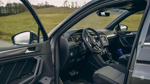 Grey Volkswagen Tiguan 2018 in Vilnius, with an engine capacity of 1.97 L and mileage of 177 thousand km for 19100 €, photo 7 on AUTOMOTO.COM.LV