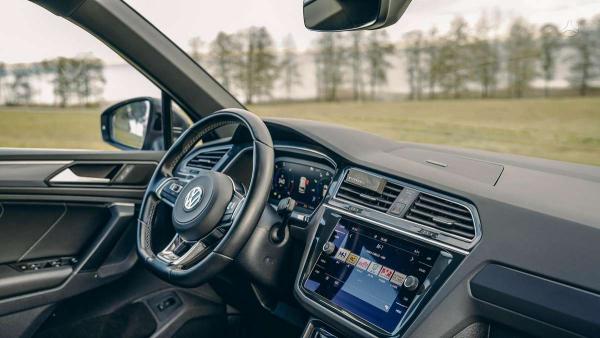Grey Volkswagen Tiguan 2018 in Vilnius, with an engine capacity of 1.97 L and mileage of 177 thousand km for 19100 €, photo 9 on AUTOMOTO.COM.LV