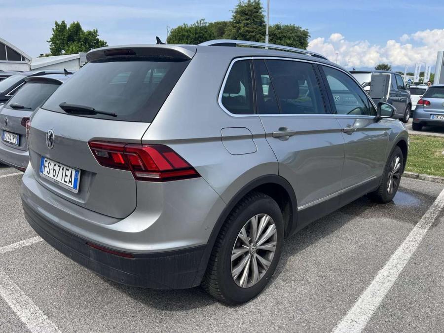 Grey Volkswagen Tiguan 2018 in Panevezys, with an engine capacity of 1.97 L and mileage of 156 thousand km for 16700 €, photo 4 on AUTOMOTO.COM.LV