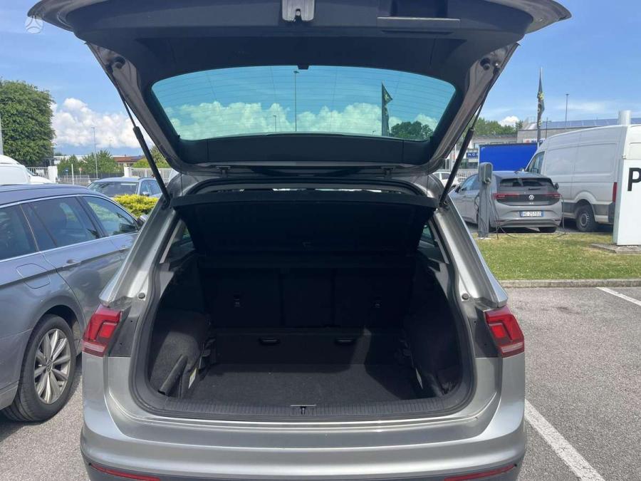 Grey Volkswagen Tiguan 2018 in Panevezys, with an engine capacity of 1.97 L and mileage of 156 thousand km for 16700 €, photo 6 on AUTOMOTO.COM.LV