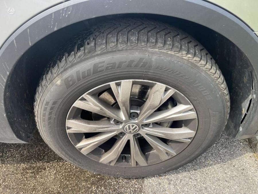 Grey Volkswagen Tiguan 2018 in Panevezys, with an engine capacity of 1.97 L and mileage of 156 thousand km for 16700 €, photo 9 on AUTOMOTO.COM.LV
